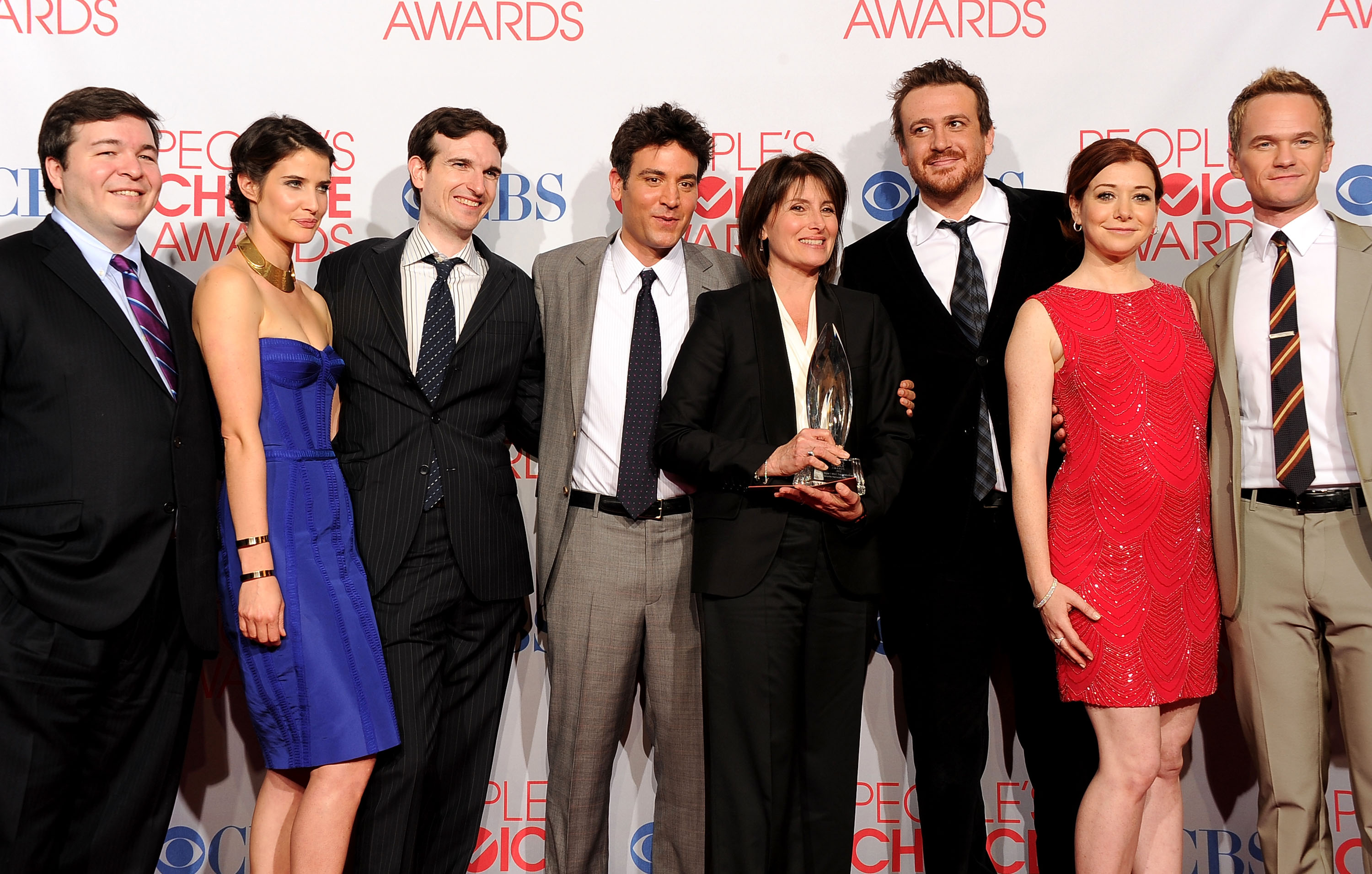 How I Met Your Mother Cast Nina s Win Robert s Shaved Head On Stage