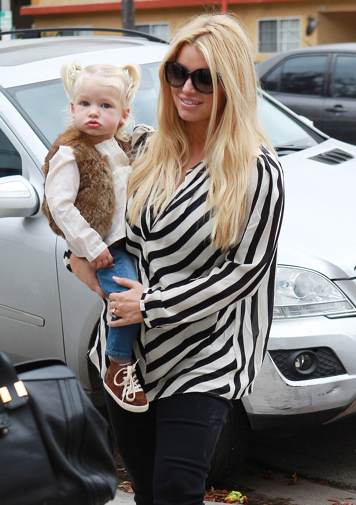 Jessica Simpson held her daughter, Maxwell, while walking into her ...