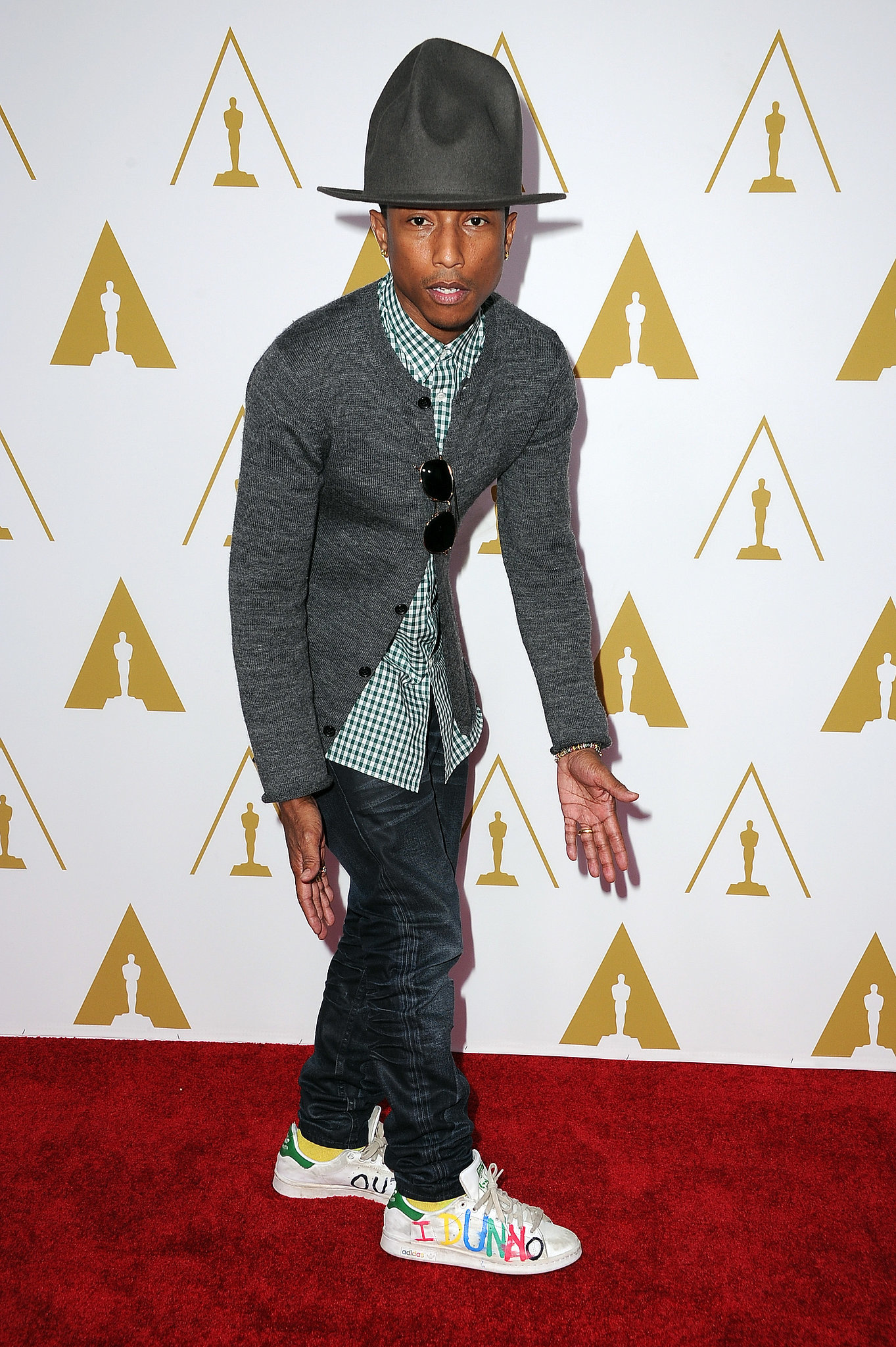 Pharrell Williams and his hat walked the red carpet. | The Oscar ...